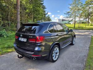 Grey BMW X5 2014 in Utena, with an engine capacity of 2.99 L and mileage of 280 thousand km for 14990 €, photo 4 on AUTOMOTO.COM.LV