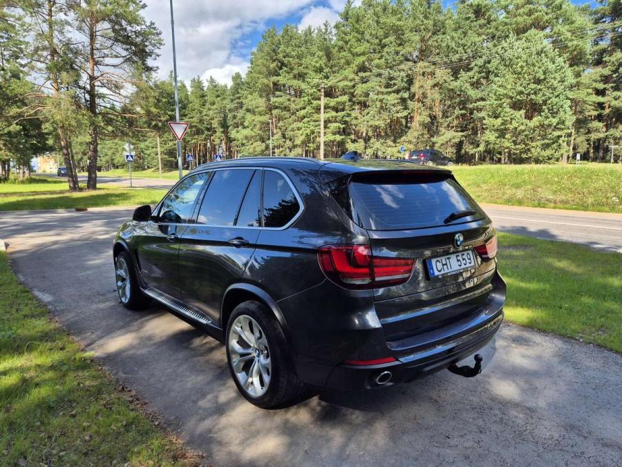 Grey BMW X5 2014 in Utena, with an engine capacity of 2.99 L and mileage of 280 thousand km for 14990 €, photo 5 on AUTOMOTO.COM.LV