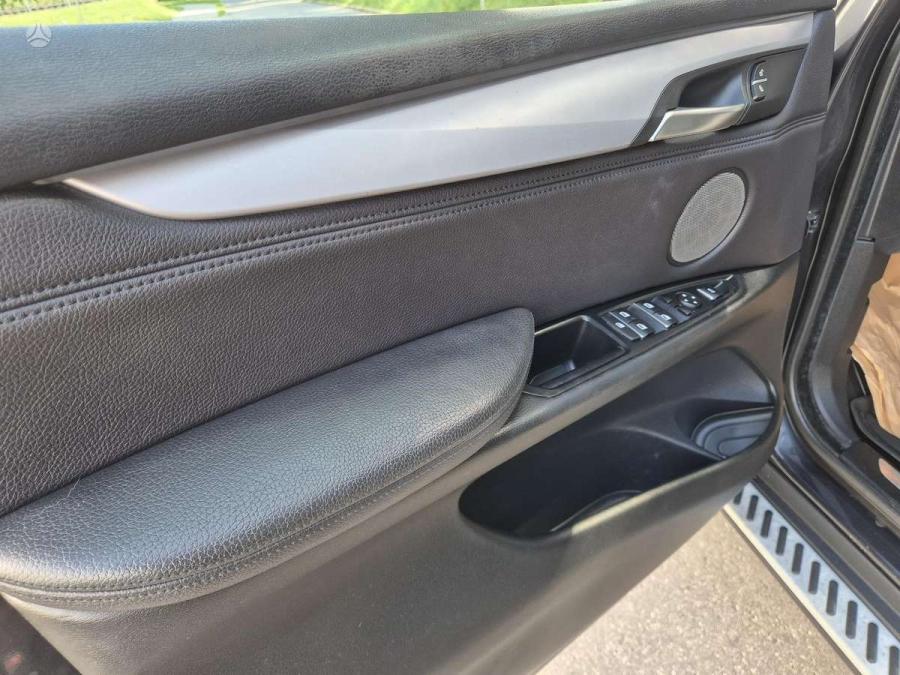 Grey BMW X5 2014 in Utena, with an engine capacity of 2.99 L and mileage of 280 thousand km for 14990 €, photo 12 on AUTOMOTO.COM.LV
