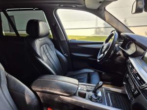 Grey BMW X5 2014 in Utena, with an engine capacity of 2.99 L and mileage of 280 thousand km for 14990 €, photo 16 on AUTOMOTO.COM.LV