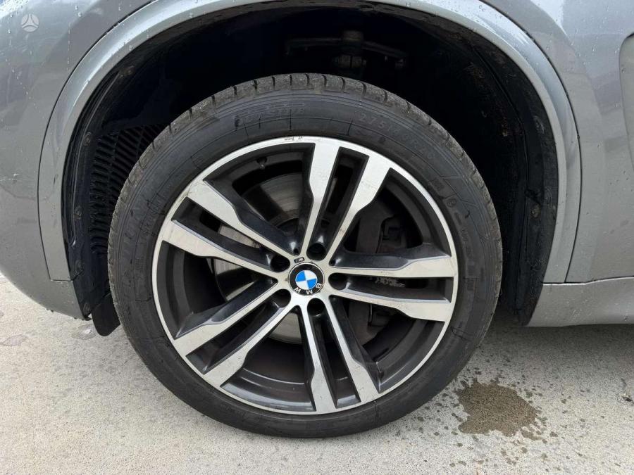Pelēks BMW X5 2014 Alīta, ar dzinēja tilpumu 3.00 L un nobraukumu 271 tūkst. km par 13100 €, foto 32 vietnē AUTOMOTO.COM.LV