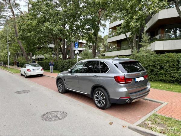 Grey BMW X5 2015 in Kaunas, with an engine capacity of 3.00 L and mileage of 159 thousand km for 19600 €, photo 5 on AUTOMOTO.COM.LV