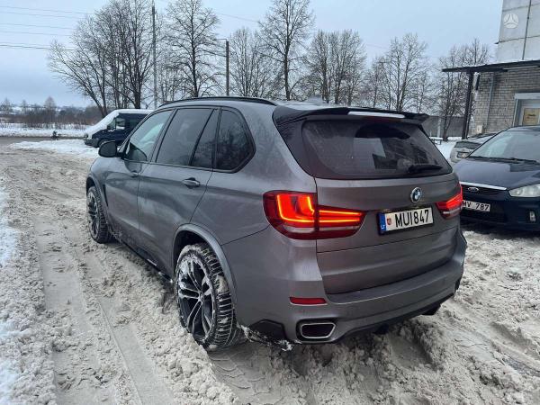 Grey BMW X5 2015 in Vilnius, with an engine capacity of 2.00 L and mileage of 309 thousand km for 24000 €, photo 2 on AUTOMOTO.COM.LV
