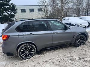 Grey BMW X5 2015 in Vilnius, with an engine capacity of 2.00 L and mileage of 309 thousand km for 24000 €, photo 4 on AUTOMOTO.COM.LV