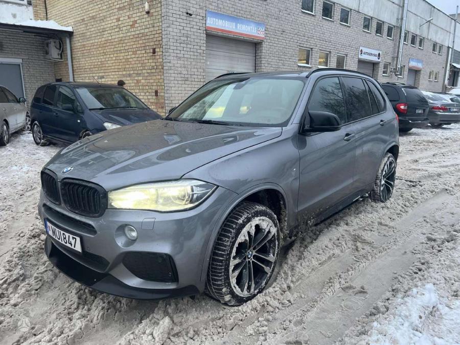 Grey BMW X5 2015 in Vilnius, with an engine capacity of 2.00 L and mileage of 309 thousand km for 24000 €, photo 9 on AUTOMOTO.COM.LV