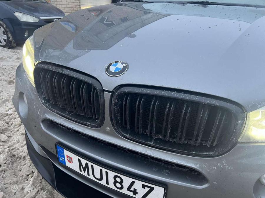 Grey BMW X5 2015 in Vilnius, with an engine capacity of 2.00 L and mileage of 309 thousand km for 24000 €, photo 10 on AUTOMOTO.COM.LV