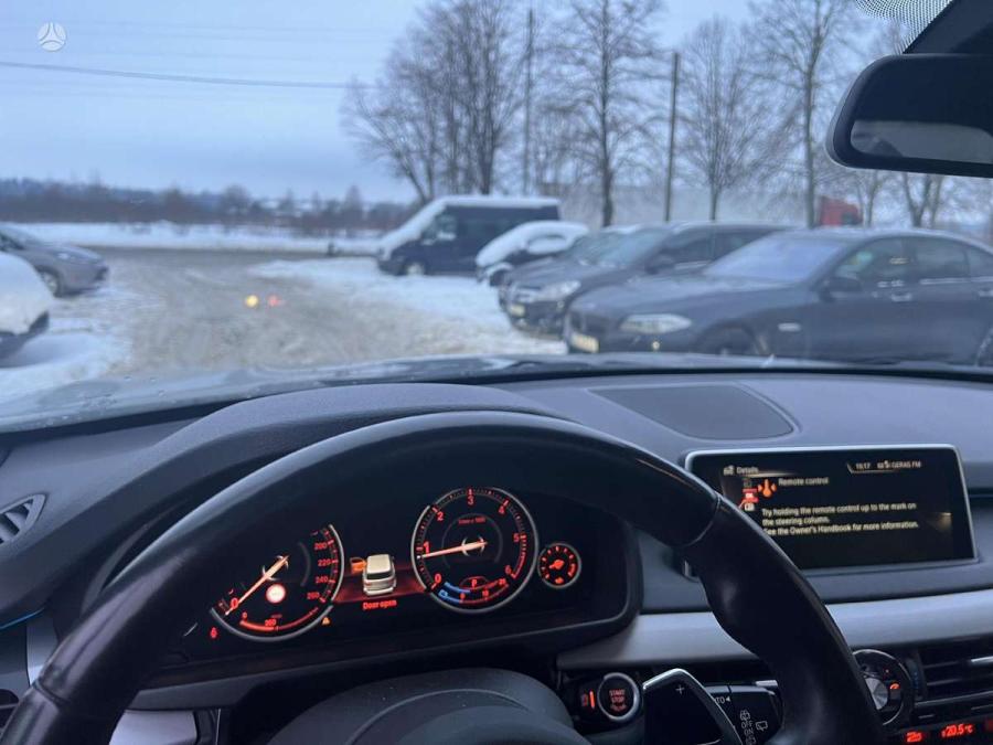 Grey BMW X5 2015 in Vilnius, with an engine capacity of 2.00 L and mileage of 309 thousand km for 24000 €, photo 23 on AUTOMOTO.COM.LV