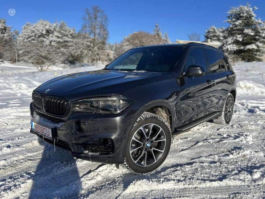Grey BMW X5 2015 in Vilnius, with an engine capacity of 2.00 L and mileage of 303 thousand km for 17800 €, photo 1 on AUTOMOTO.COM.LV