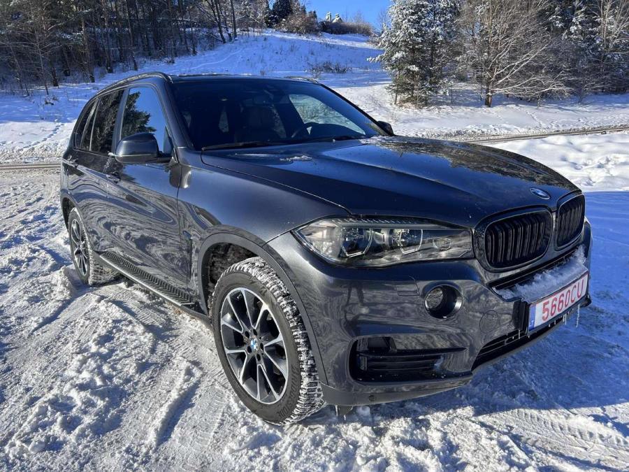 Grey BMW X5 2015 in Vilnius, with an engine capacity of 2.00 L and mileage of 303 thousand km for 17800 €, photo 3 on AUTOMOTO.COM.LV