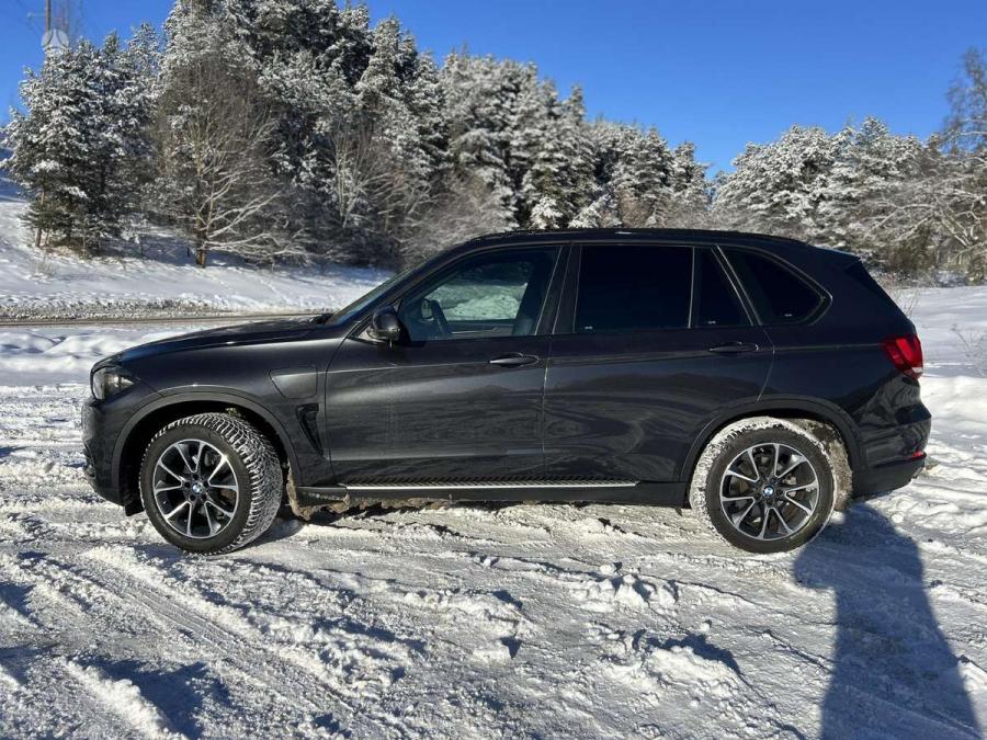 Grey BMW X5 2015 in Vilnius, with an engine capacity of 2.00 L and mileage of 303 thousand km for 17800 €, photo 5 on AUTOMOTO.COM.LV