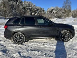 Grey BMW X5 2015 in Vilnius, with an engine capacity of 2.00 L and mileage of 303 thousand km for 17800 €, photo 6 on AUTOMOTO.COM.LV