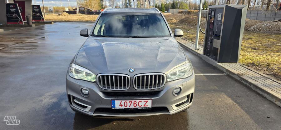 Grey BMW X5 2015 in Panevezys, with an engine capacity of 3.00 L and mileage of 303 thousand km for 14000 €, photo 1 on AUTOMOTO.COM.LV