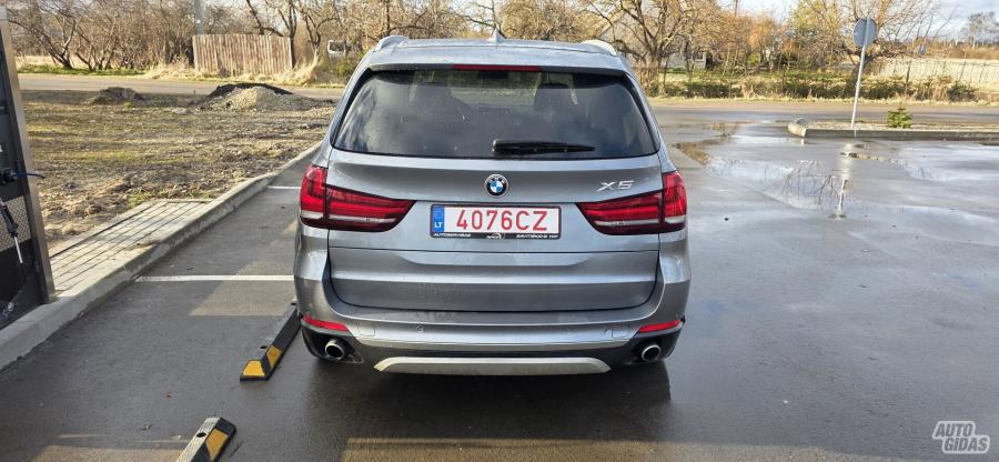Grey BMW X5 2015 in Panevezys, with an engine capacity of 3.00 L and mileage of 303 thousand km for 14000 €, photo 5 on AUTOMOTO.COM.LV