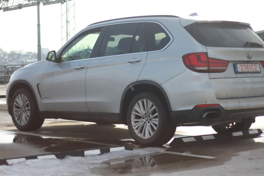 Grey BMW X5 2015 in Marijampole, with an engine capacity of 4.40 L and mileage of 232 thousand km for 12000 €, photo 9 on AUTOMOTO.COM.LV