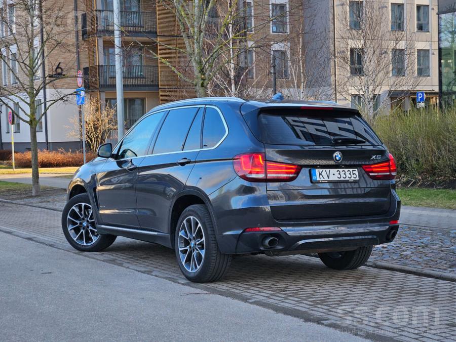 Grey BMW X5 2015 in Riga, with an engine capacity of 3.00 L and mileage of 244 thousand km for 23500 €, photo 4 on AUTOMOTO.COM.LV