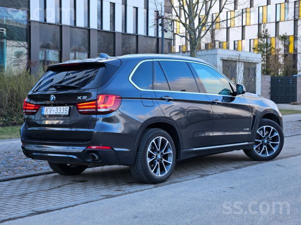 Grey BMW X5 2015 in Riga, with an engine capacity of 3.00 L and mileage of 244 thousand km for 23500 €, photo 4 on AUTOMOTO.COM.LV