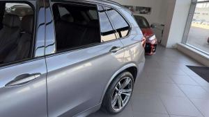 Grey BMW X5 2015 in Marijampole, with an engine capacity of 2.99 L and mileage of 247 thousand km for 23999 €, photo 7 on AUTOMOTO.COM.LV