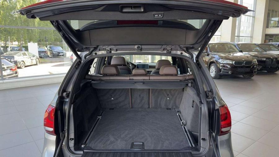 Grey BMW X5 2015 in Marijampole, with an engine capacity of 2.99 L and mileage of 247 thousand km for 23999 €, photo 11 on AUTOMOTO.COM.LV