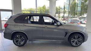 Grey BMW X5 2015 in Marijampole, with an engine capacity of 2.99 L and mileage of 247 thousand km for 23999 €, photo 13 on AUTOMOTO.COM.LV