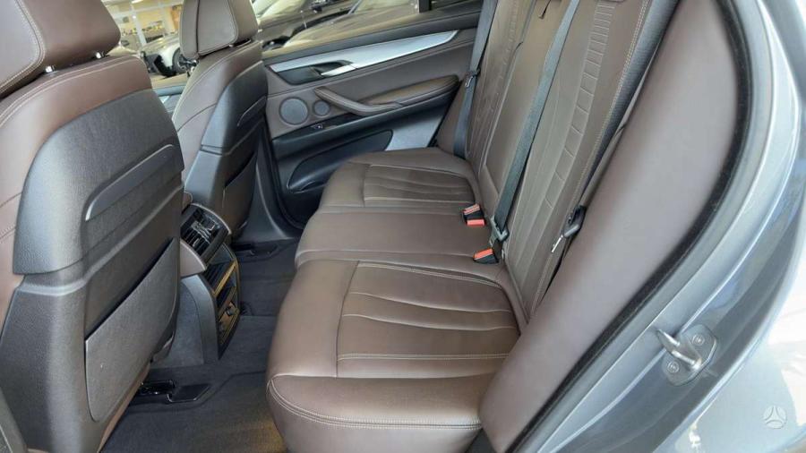 Grey BMW X5 2015 in Marijampole, with an engine capacity of 2.99 L and mileage of 247 thousand km for 23999 €, photo 21 on AUTOMOTO.COM.LV