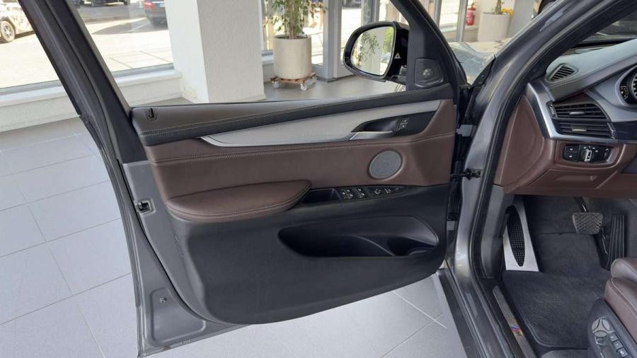 Grey BMW X5 2015 in Marijampole, with an engine capacity of 2.99 L and mileage of 247 thousand km for 23999 €, photo 22 on AUTOMOTO.COM.LV