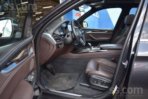 Grey BMW X5 2015 in Riga, with an engine capacity of 3.00 L and mileage of 181 thousand km for 19900 €, photo 3 on AUTOMOTO.COM.LV