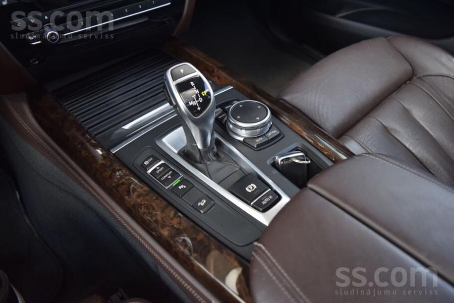 Grey BMW X5 2015 in Riga, with an engine capacity of 3.00 L and mileage of 181 thousand km for 19900 €, photo 6 on AUTOMOTO.COM.LV