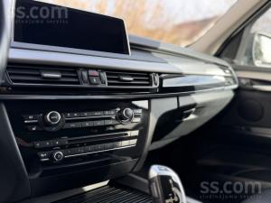 Grey BMW X5 2015 in Riga, with an engine capacity of 2.00 L and mileage of 247 thousand km for 23353 €, photo 6 on AUTOMOTO.COM.LV