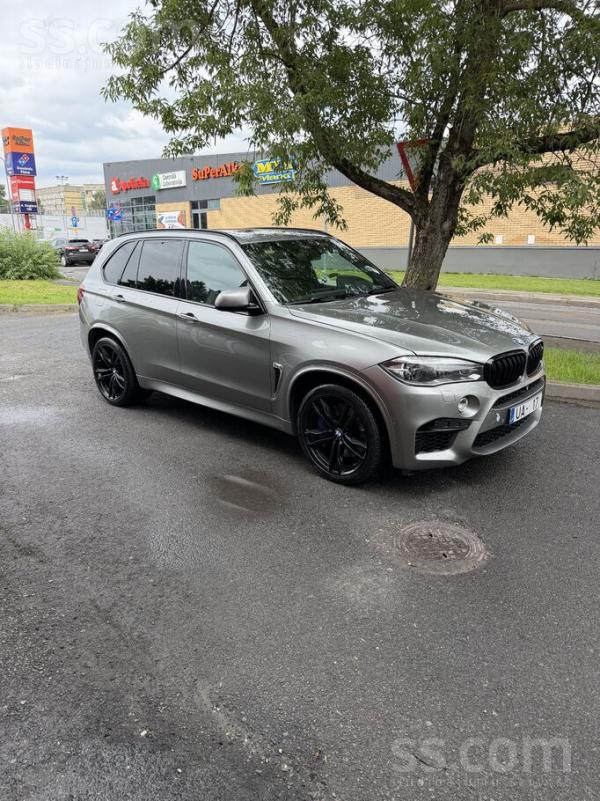 Pelēks BMW X5 2015 Rīga, ar dzinēja tilpumu 4.40 L un nobraukumu 262 tūkst. km par 27000 €, foto 1 vietnē AUTOMOTO.COM.LV