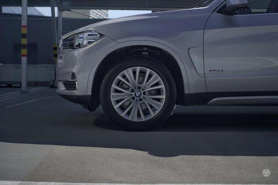 Pelēks BMW X5 2015 Viļņa, ar dzinēja tilpumu 2.98 L un nobraukumu 50 tūkst. km par 22400 €, foto 6 vietnē AUTOMOTO.COM.LV