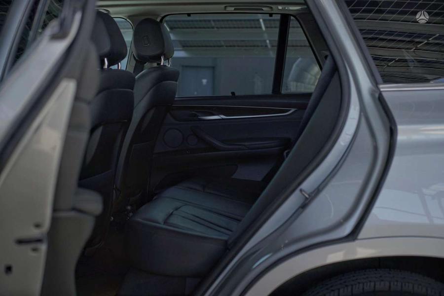 Pelēks BMW X5 2015 Viļņa, ar dzinēja tilpumu 2.98 L un nobraukumu 50 tūkst. km par 22400 €, foto 32 vietnē AUTOMOTO.COM.LV