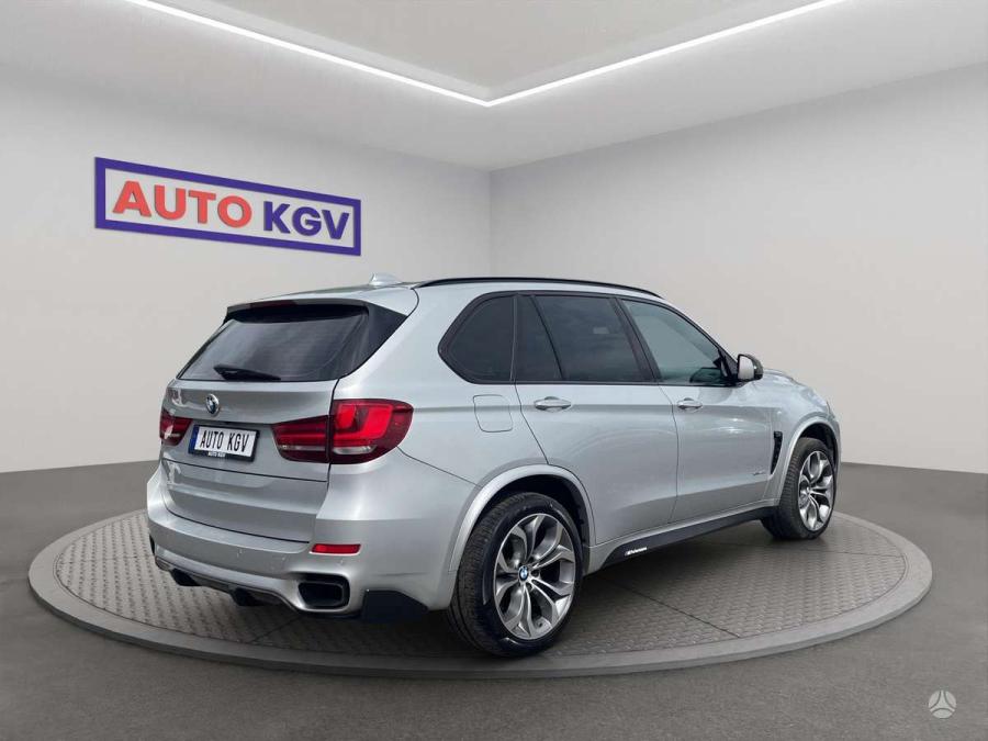 Grey BMW X5 2015 in Vilnius, with an engine capacity of 3.00 L and mileage of 318 thousand km for 19999 €, photo 6 on AUTOMOTO.COM.LV