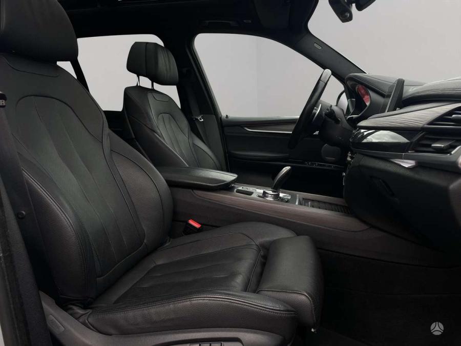 Grey BMW X5 2015 in Vilnius, with an engine capacity of 3.00 L and mileage of 318 thousand km for 19999 €, photo 9 on AUTOMOTO.COM.LV