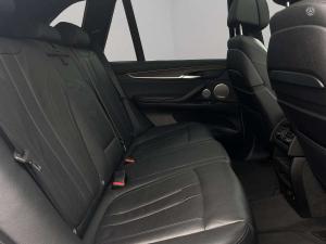 Grey BMW X5 2015 in Vilnius, with an engine capacity of 3.00 L and mileage of 318 thousand km for 19999 €, photo 10 on AUTOMOTO.COM.LV