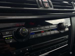 Grey BMW X5 2015 in Vilnius, with an engine capacity of 3.00 L and mileage of 318 thousand km for 19999 €, photo 17 on AUTOMOTO.COM.LV