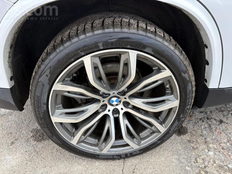 Pelēks BMW X5 2016 Rīga, ar dzinēja tilpumu 3.00 L un nobraukumu 240 tūkst. km par 19300 €, foto 24 vietnē AUTOMOTO.COM.LV