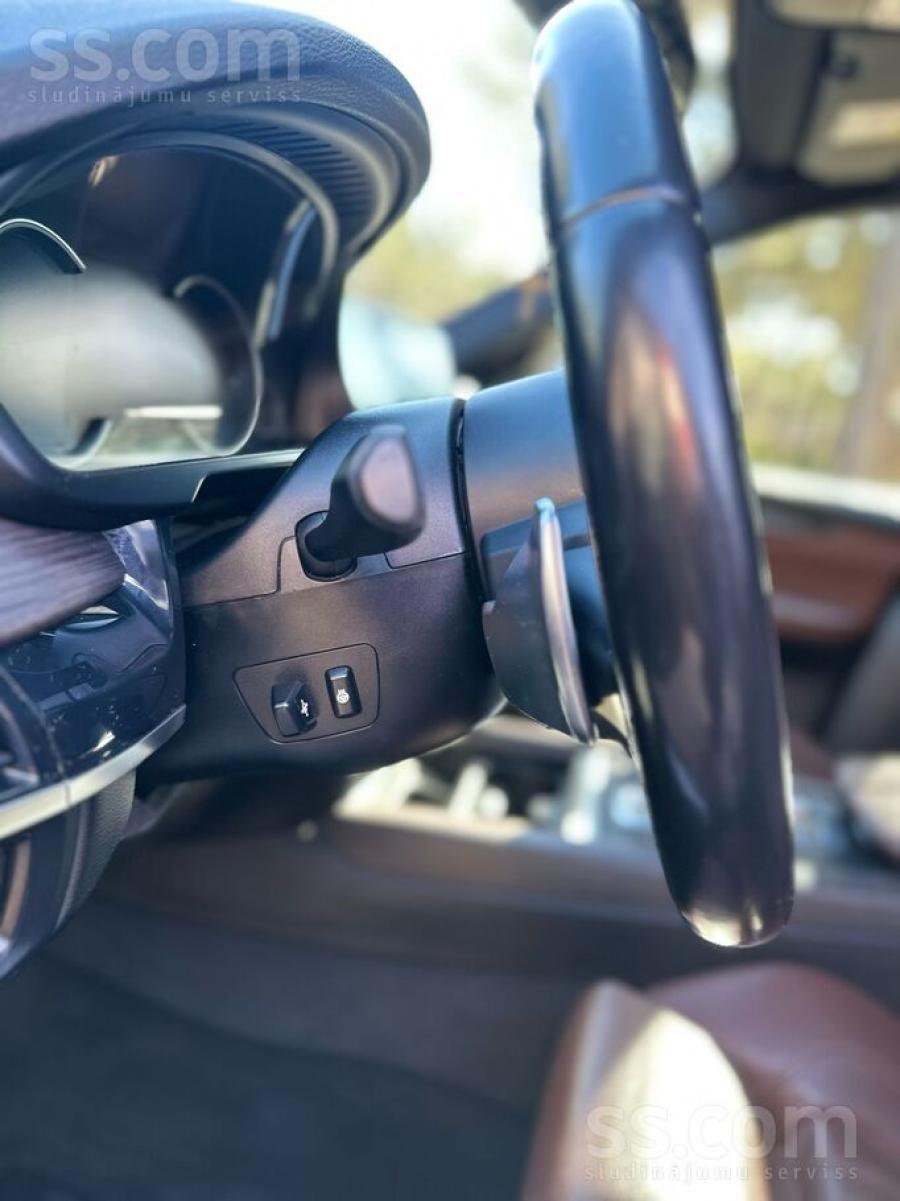 Grey BMW X5 2016 in Riga, with an engine capacity of 3.00 L and mileage of 190 thousand km for 25000 €, photo 7 on AUTOMOTO.COM.LV