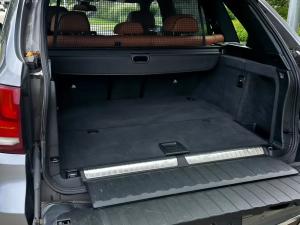 Grey BMW X5 2016 in Riga, with an engine capacity of 2.00 L and mileage of 235 thousand km for 21490 €, photo 11 on AUTOMOTO.COM.LV