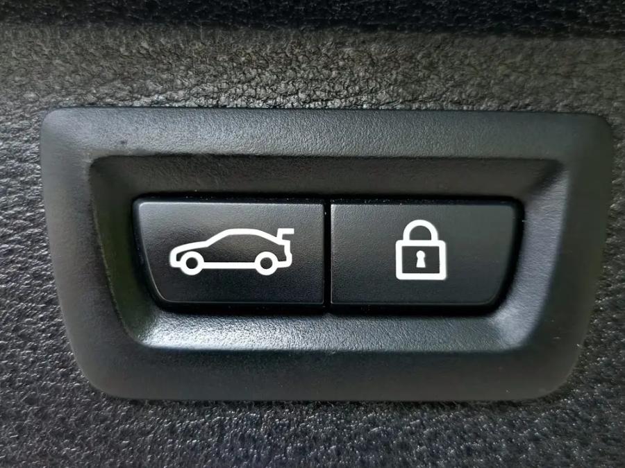 Grey BMW X5 2016 in Riga, with an engine capacity of 2.00 L and mileage of 235 thousand km for 21490 €, photo 12 on AUTOMOTO.COM.LV