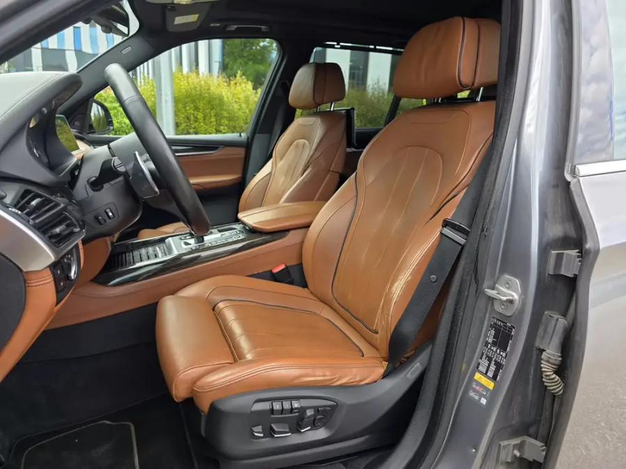 Grey BMW X5 2016 in Riga, with an engine capacity of 2.00 L and mileage of 235 thousand km for 21490 €, photo 15 on AUTOMOTO.COM.LV