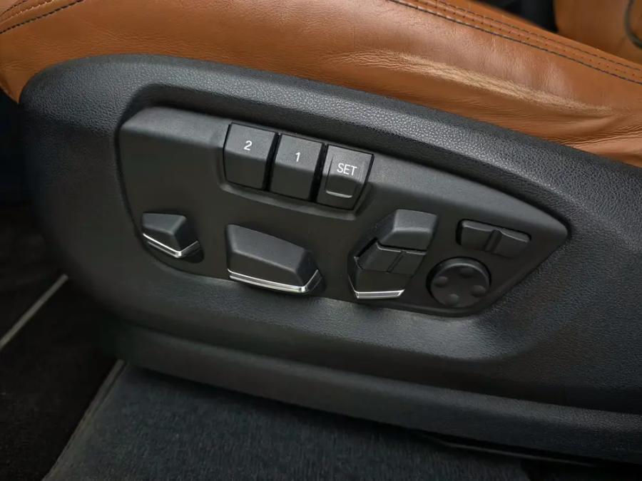 Grey BMW X5 2016 in Riga, with an engine capacity of 2.00 L and mileage of 235 thousand km for 21490 €, photo 17 on AUTOMOTO.COM.LV