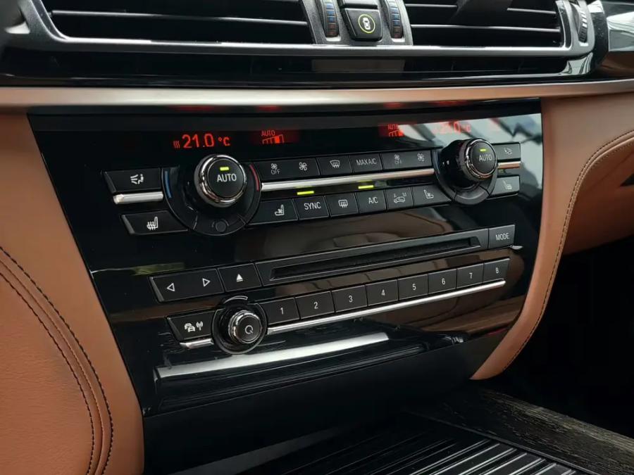 Grey BMW X5 2016 in Riga, with an engine capacity of 2.00 L and mileage of 235 thousand km for 21490 €, photo 19 on AUTOMOTO.COM.LV