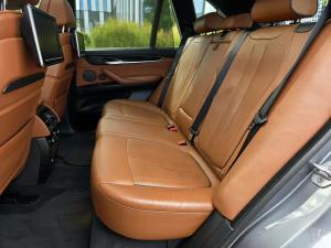 Grey BMW X5 2016 in Riga, with an engine capacity of 2.00 L and mileage of 235 thousand km for 21490 €, photo 25 on AUTOMOTO.COM.LV