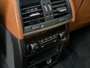 Grey BMW X5 2016 in Riga, with an engine capacity of 2.00 L and mileage of 235 thousand km for 21490 €, photo 27 on AUTOMOTO.COM.LV