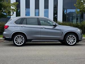 Grey BMW X5 2016 in Riga, with an engine capacity of 2.00 L and mileage of 235 thousand km for 21490 €, photo 40 on AUTOMOTO.COM.LV
