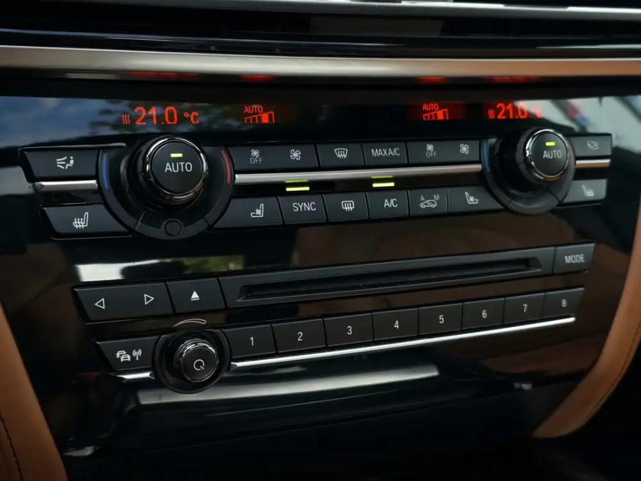 Grey BMW X5 2016 in Riga, with an engine capacity of 2.00 L and mileage of 235 thousand km for 21490 €, photo 53 on AUTOMOTO.COM.LV