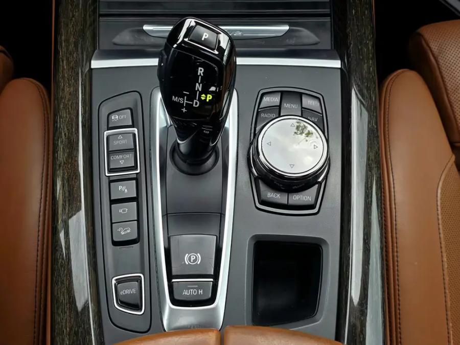 Grey BMW X5 2016 in Riga, with an engine capacity of 2.00 L and mileage of 235 thousand km for 21490 €, photo 54 on AUTOMOTO.COM.LV