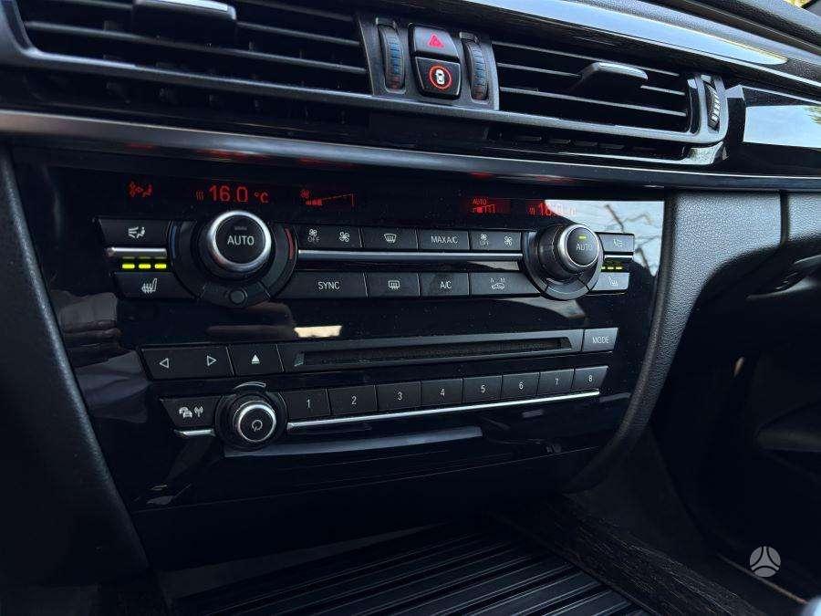 Grey BMW X5 2016 in Riga, with an engine capacity of 2.99 L and mileage of 228 thousand km for 17950 €, photo 16 on AUTOMOTO.COM.LV