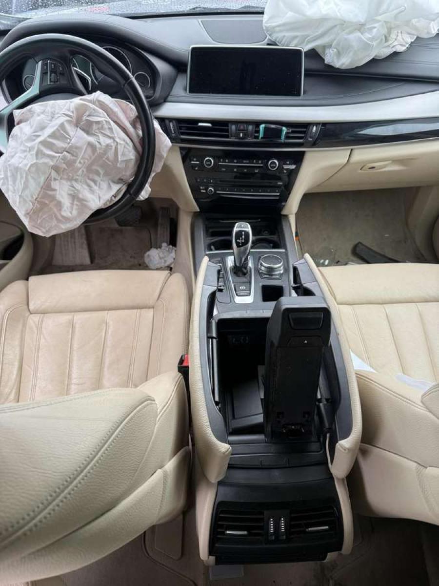 Grey BMW X5 2017 in Taurage, with an engine capacity of 3.00 L and mileage of 213 thousand km for 9500 €, photo 16 on AUTOMOTO.COM.LV