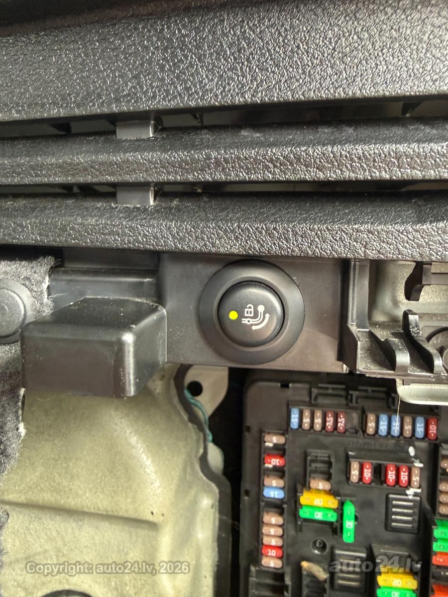 Grey BMW X5 2017 in Narva, with an engine capacity of 3.00 L and mileage of 194 thousand km for 33000 €, photo 18 on AUTOMOTO.COM.LV